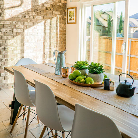 Vernir une table en bois : les étapes à suivre - Anova Bois